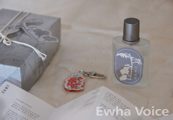 NEWROO tells tales of the elderly’s longing through scent and artwork